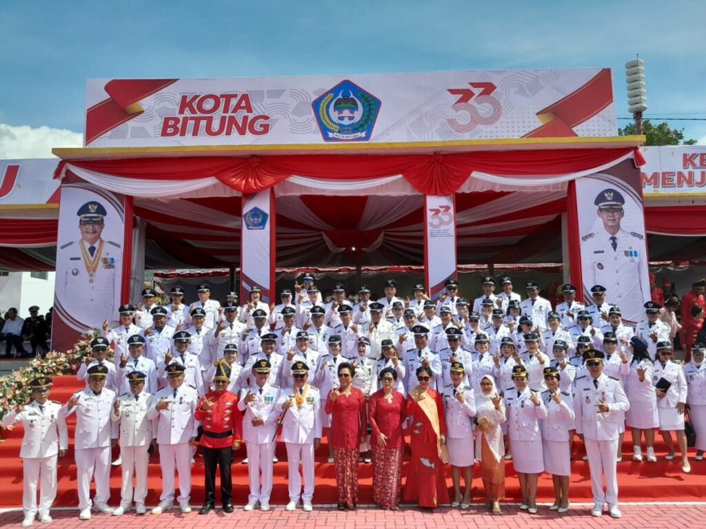 Maurits Inspektur Upacara Peringatan HUT Ke-33 Kota Bitung - Cahaya Siang