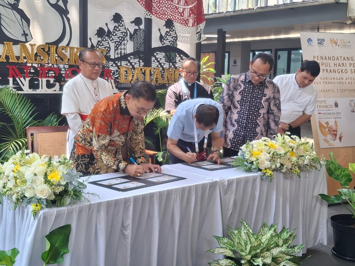 Kominfo, PT Pos Indonesia dan KWI Launching Perangko Khusus Kunjungan ...